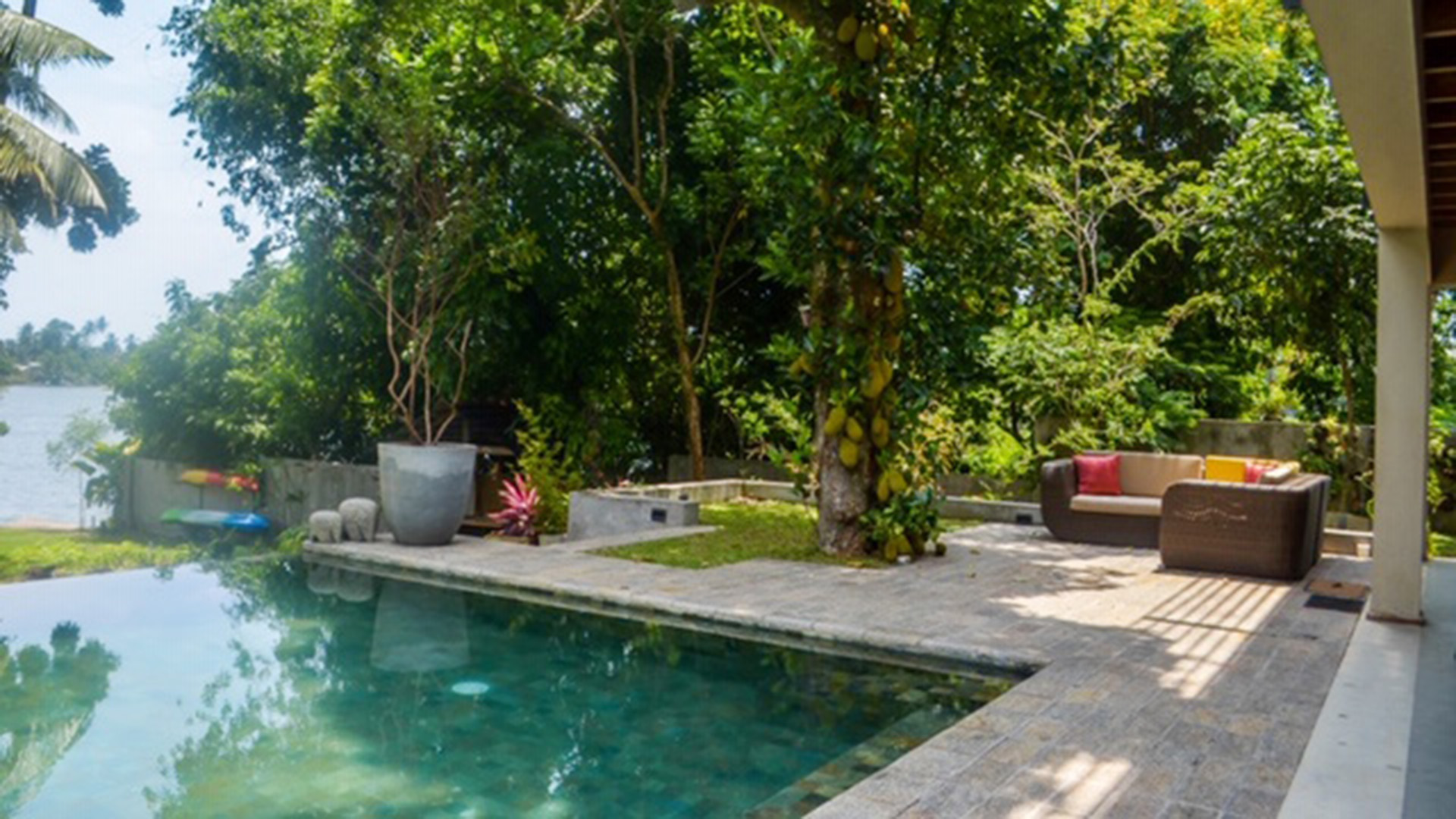 Riverfront House - Designplex21 Architects