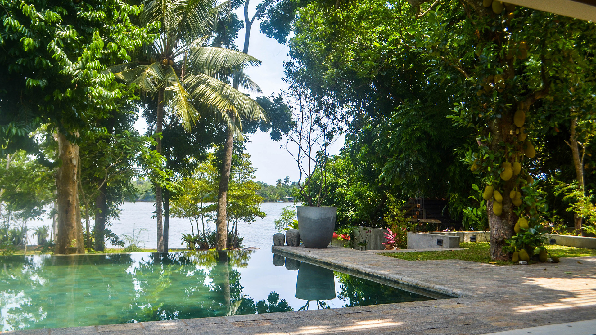 Riverfront House - Designplex21 Architects